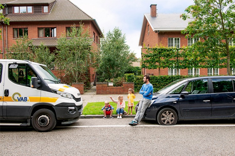 Pechverhelping en VAB-bijstand voor je auto - KBC Bank & Verzekering